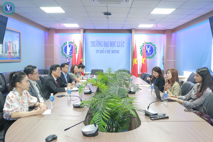 Trường Đại học Luật Thành phố Hồ Chí Minh làm việc với Trung tâm Trọng ...